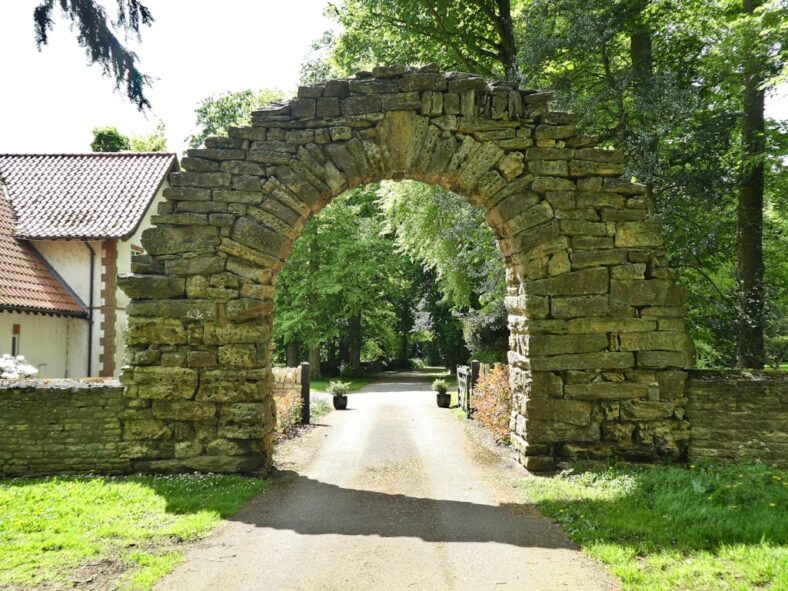 Coleby, Archway (East Gate to Coleby Hall)