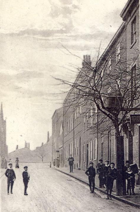 Grantham, Beehive Inn & Living Sign