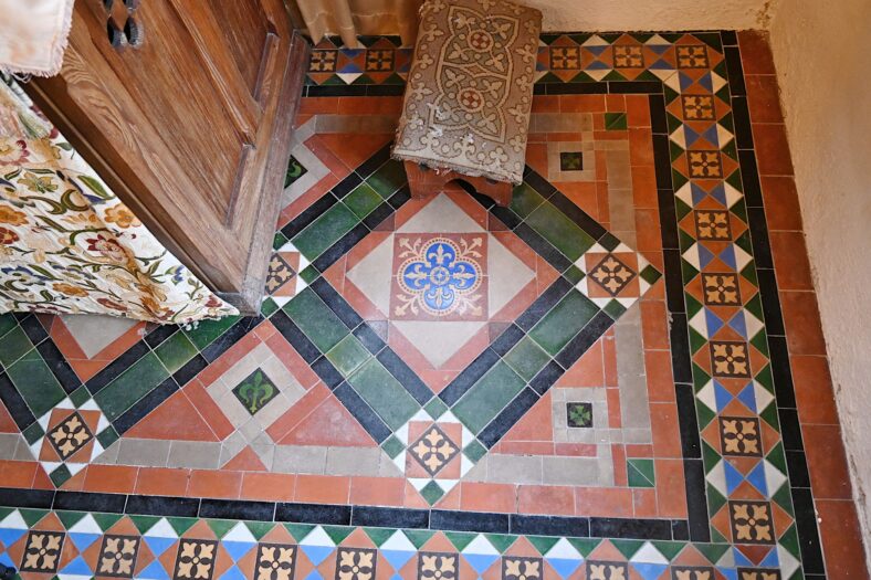Cabourne, St Nicholas, Chancel, Tiles